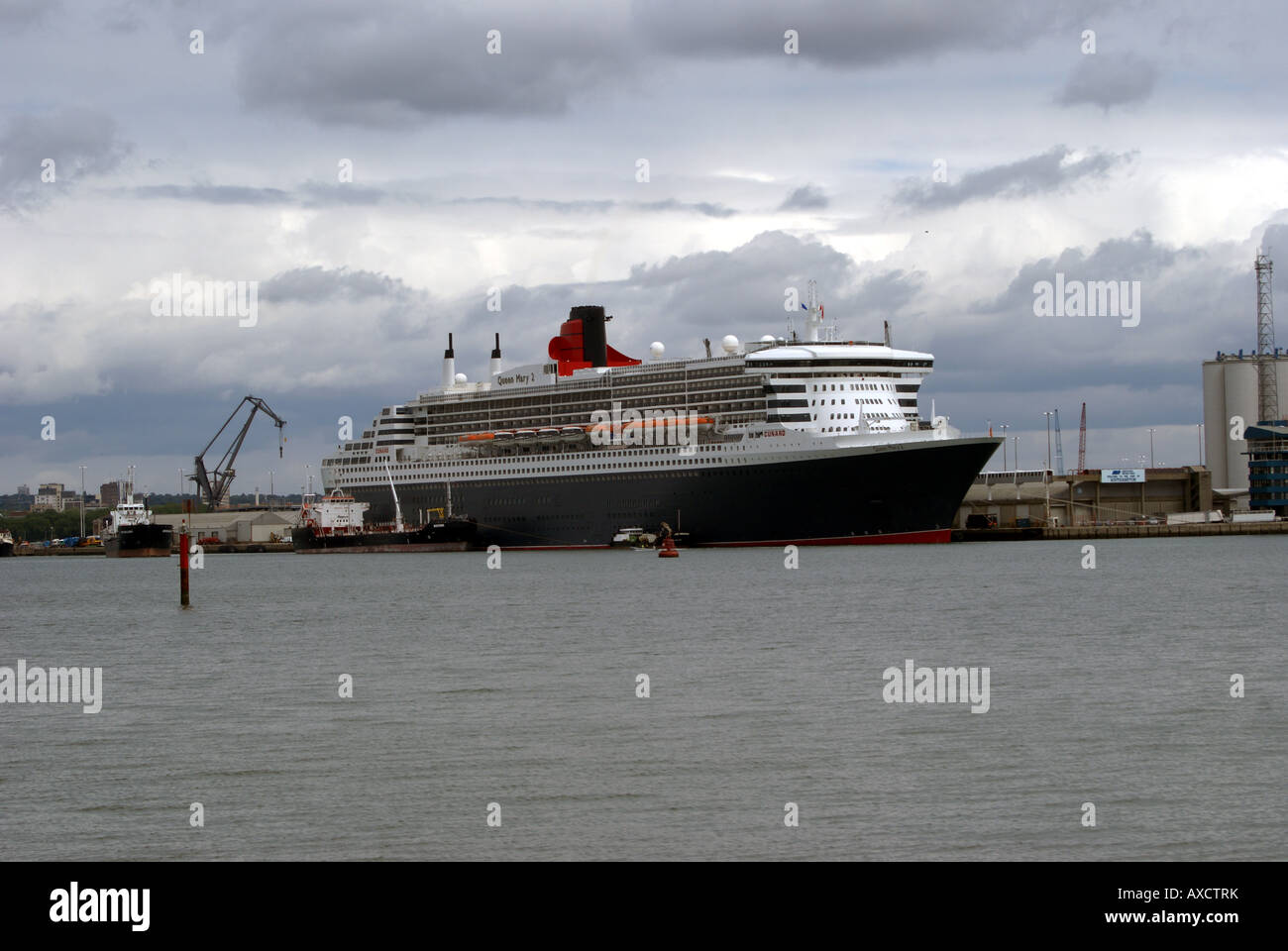 QUEEN MARY 2 QM2 Stock Photo - Alamy