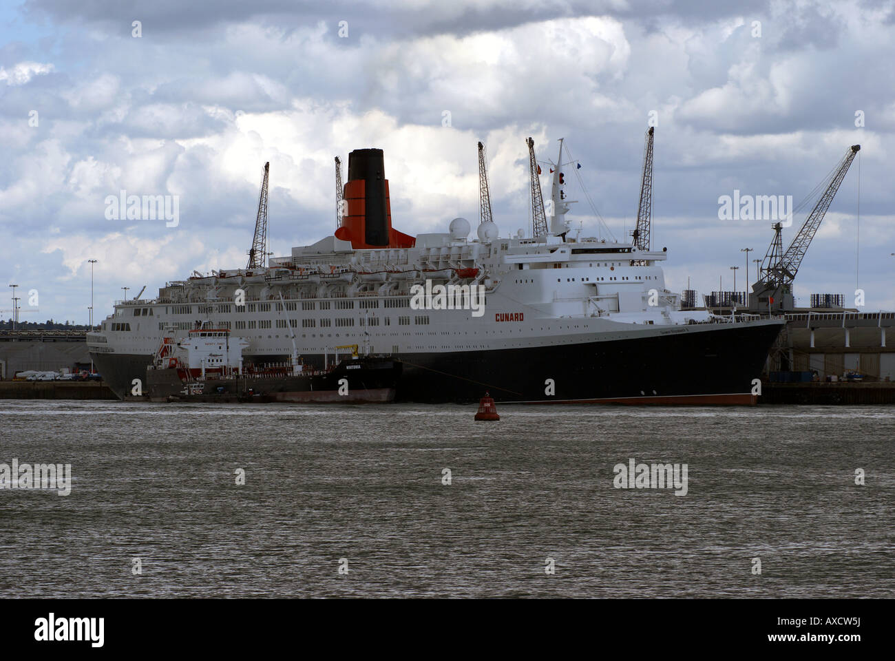 QE2 (LIVERPOOL) RE-FUEL SERVICING SOUTHAMPTON DOCKS TO NEW YORK Stock ...