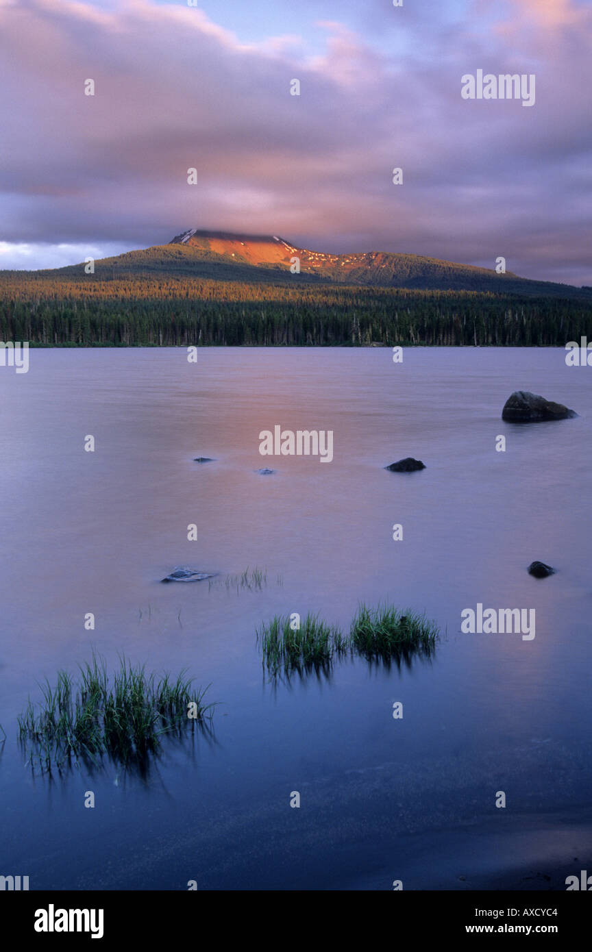 Sunset colors the slopes of Mount Washington above Big Lake in the ...