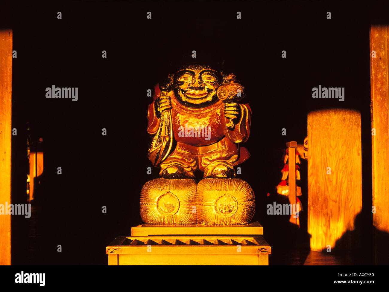 Box statue hi-res stock photography and images - Alamy
