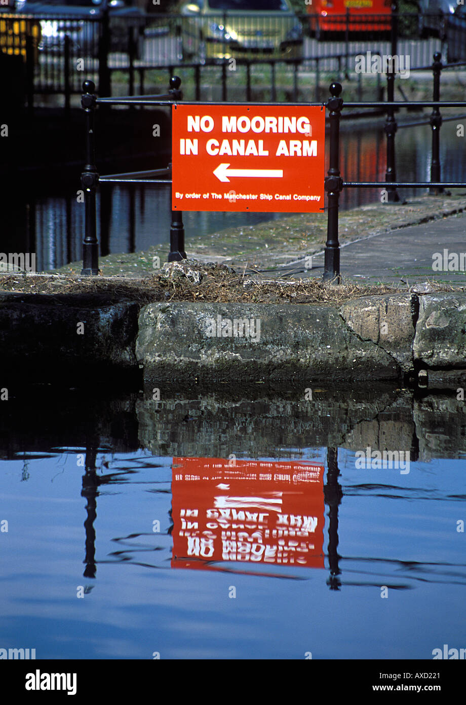 Canal sign saying No Mooring In Canal Arm Stock Photo - Alamy