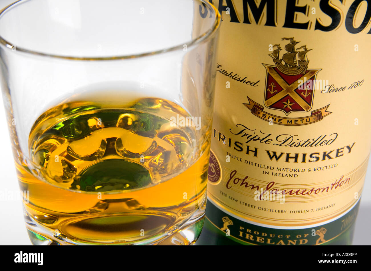 A glass of one of Ireland's favourite whiskies Stock Photo - Alamy