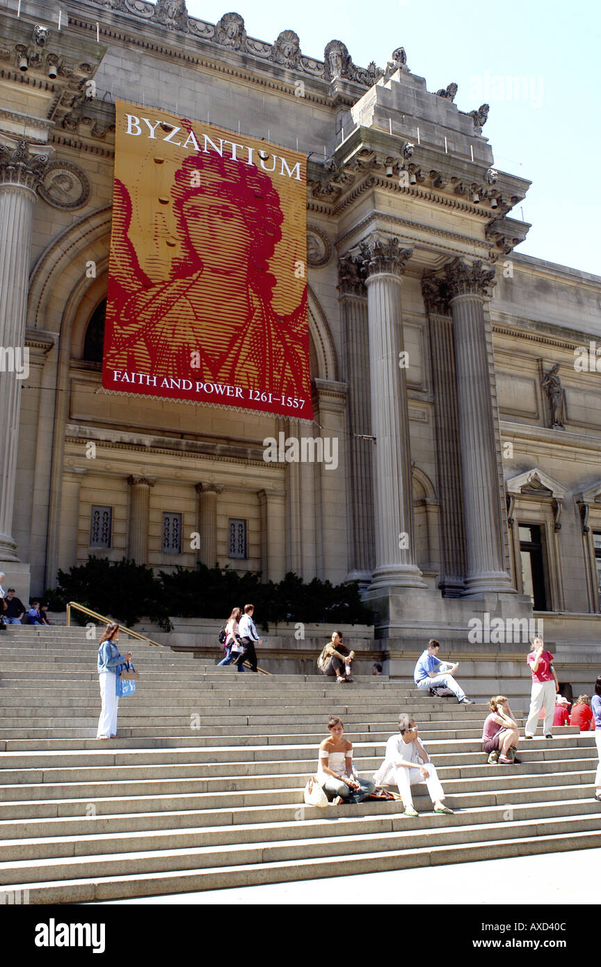 NEW YORK CITY Main entrance and facade of the Metropolitan Museum of ...