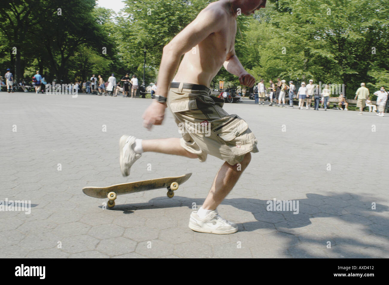 Falling from skateboard hi-res stock photography and images - Alamy