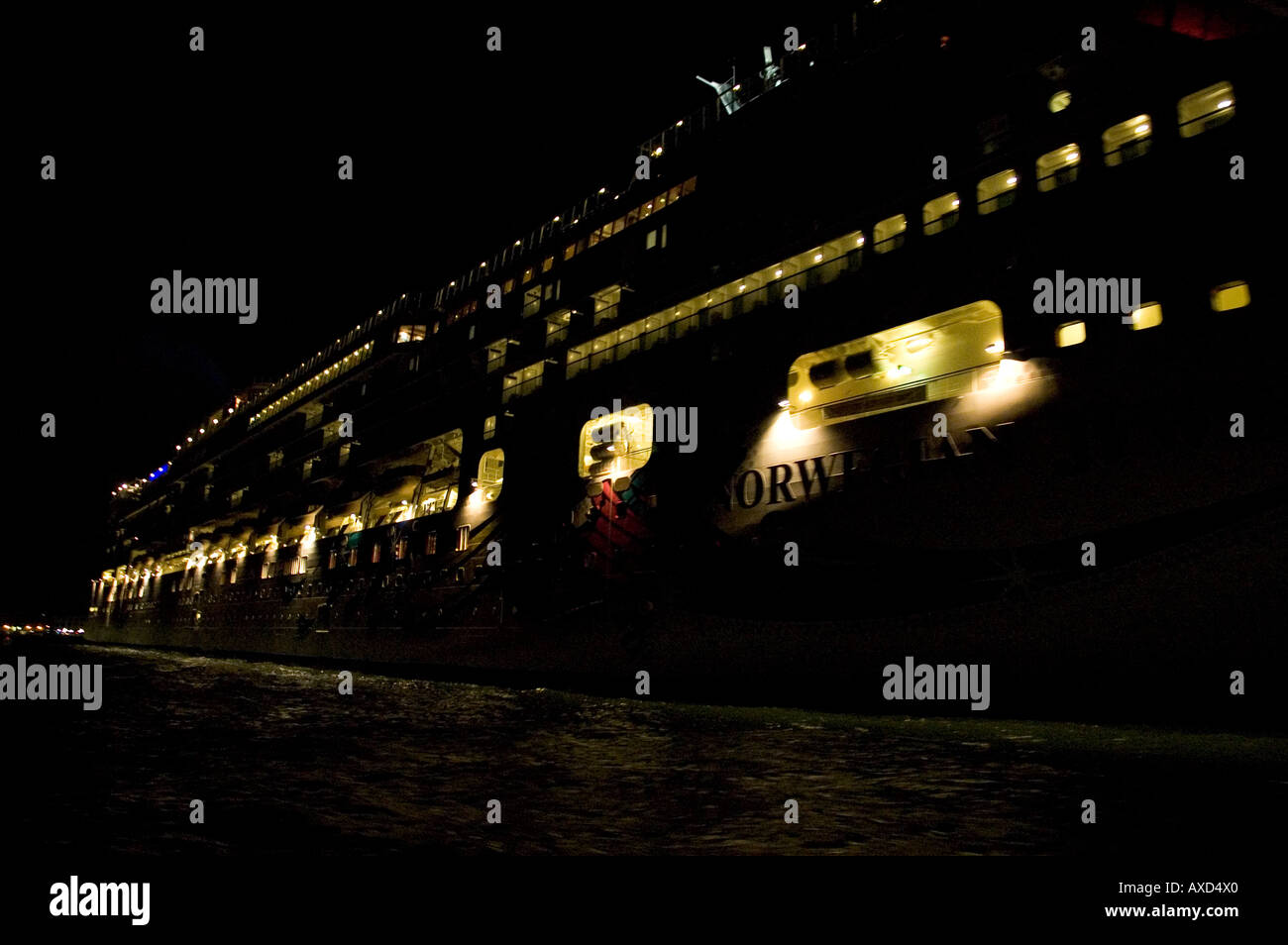 cruise ship at night Stock Photo - Alamy