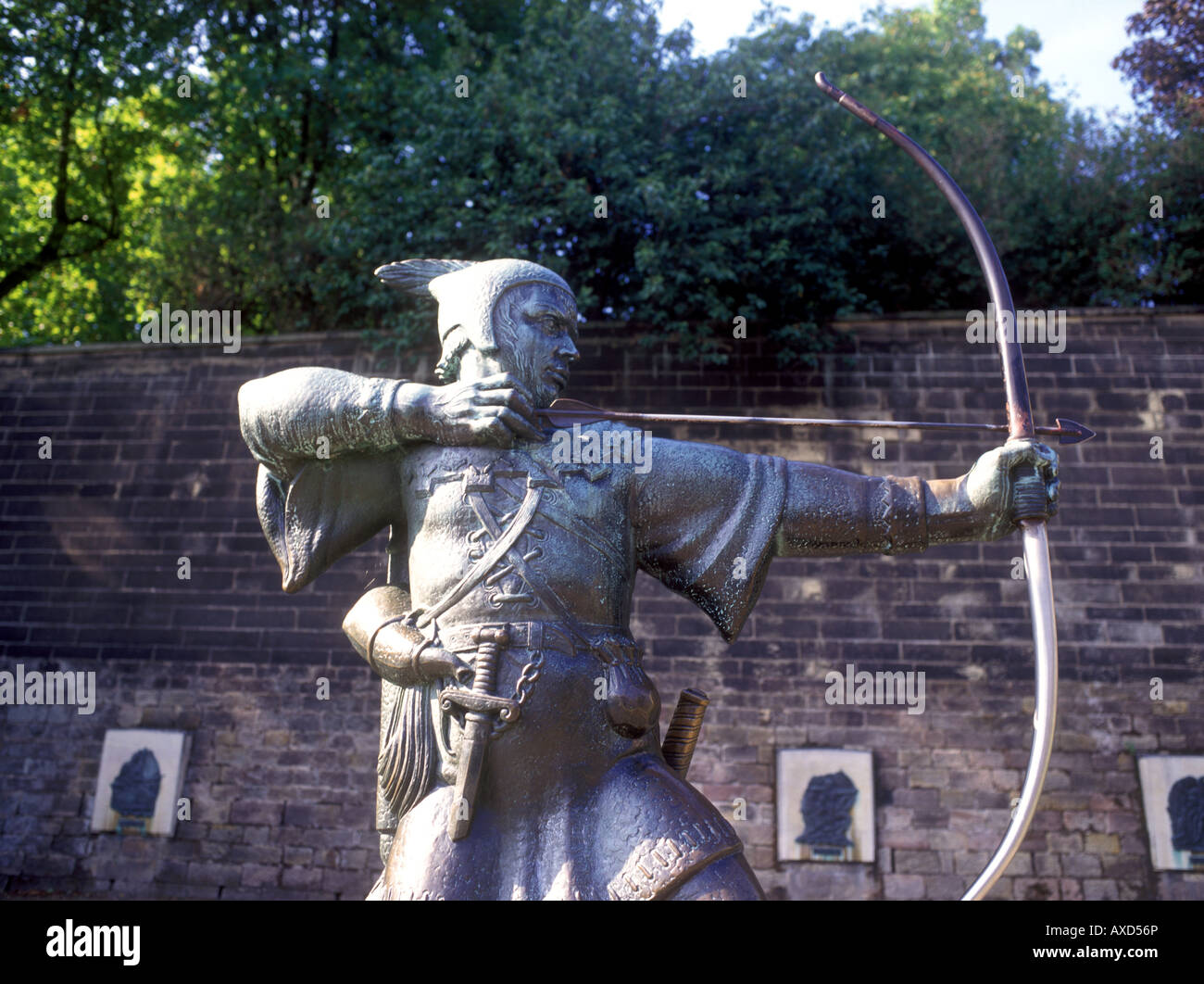 Nottingham - Robin Hood Statue at Nottingham Castle Stock Photo - Alamy