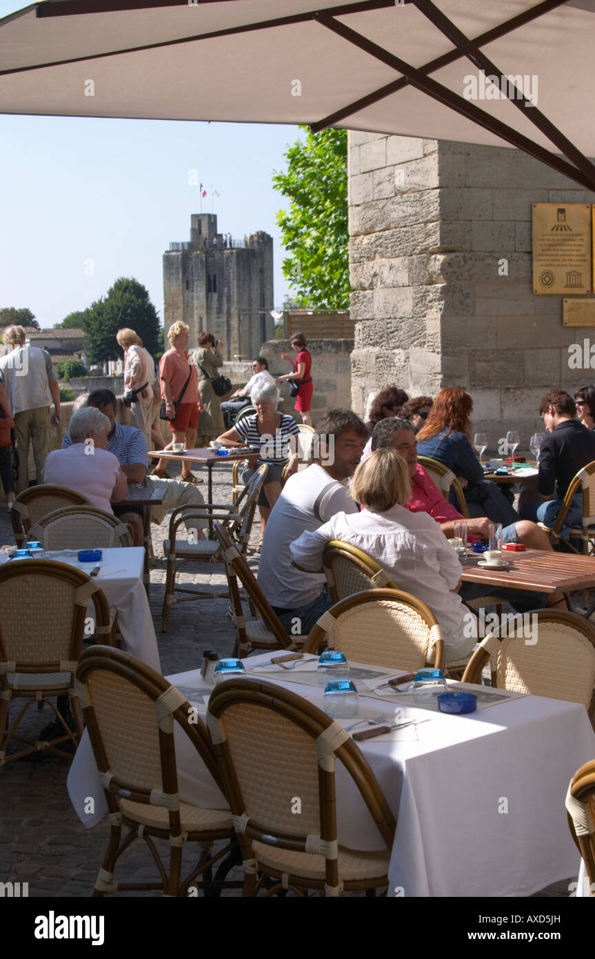 Saint emilion alfresco restaurant hi-res stock photography and images ...