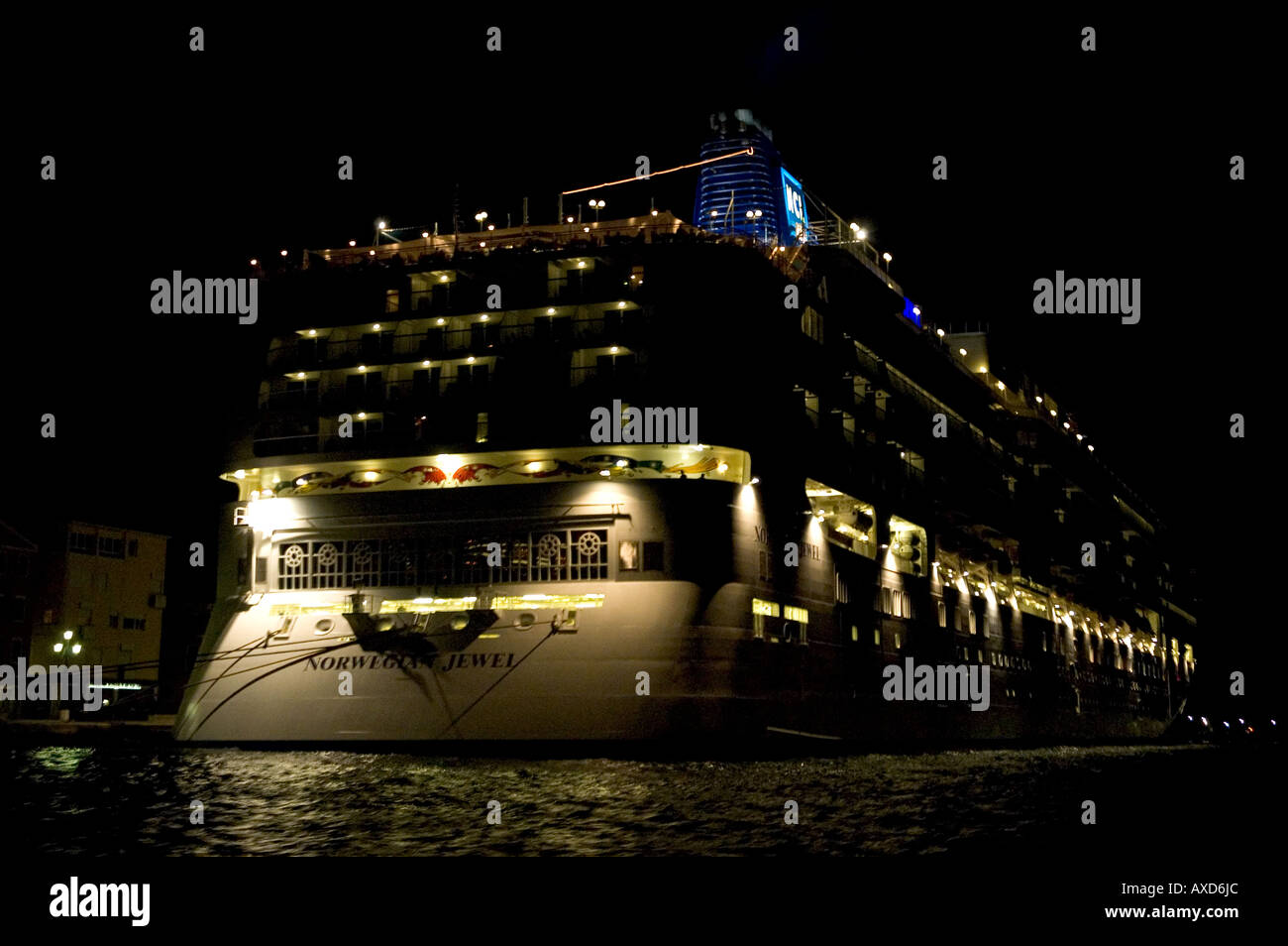 cruise ship at night Stock Photo - Alamy
