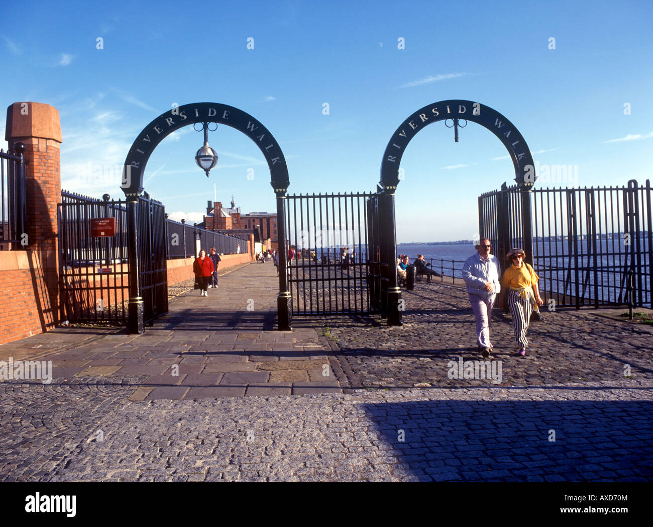 Liverpool - Riverside walk beside the River Mersey by Albert Dock Stock ...