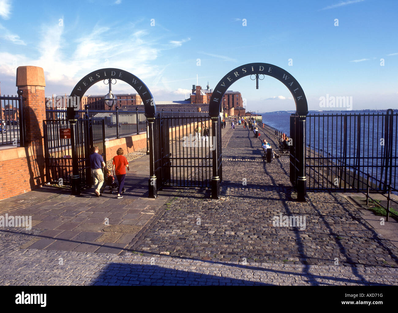 Riverside walk liverpool hi-res stock photography and images - Alamy