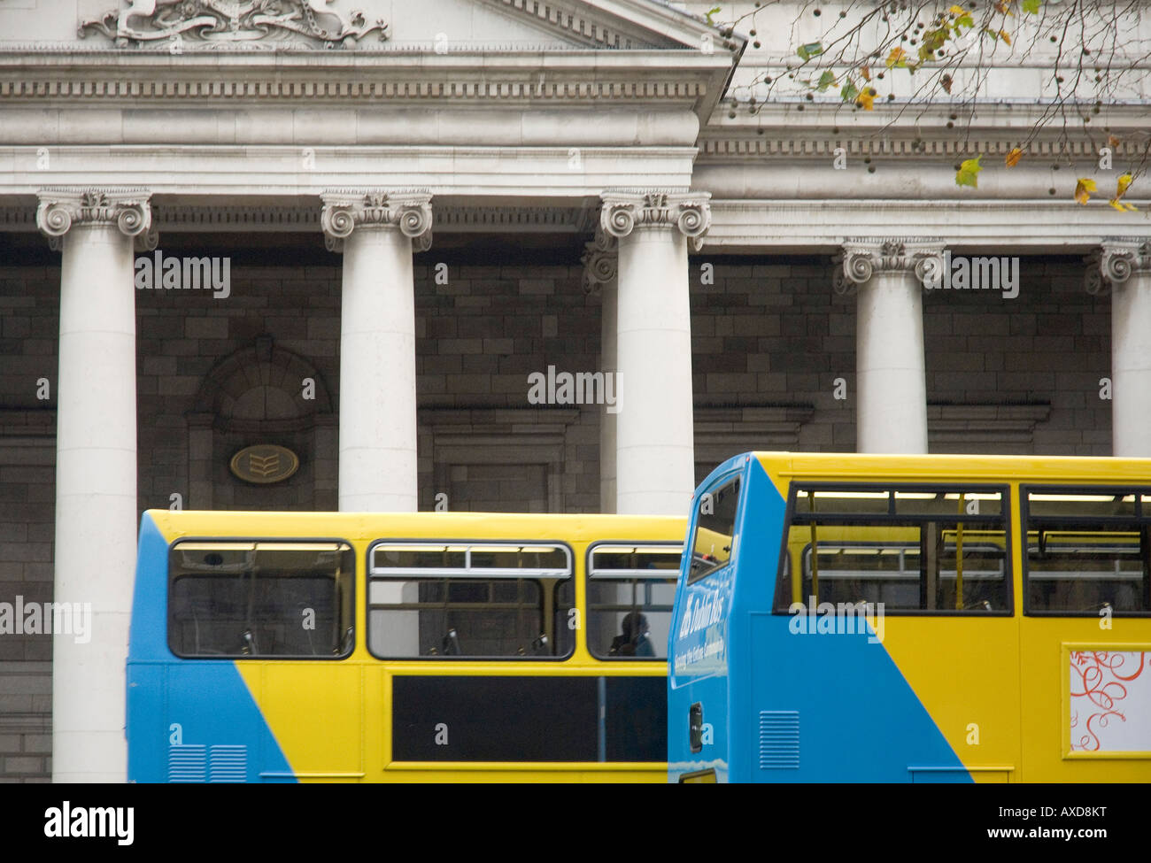 Green irish buses hi-res stock photography and images - Alamy