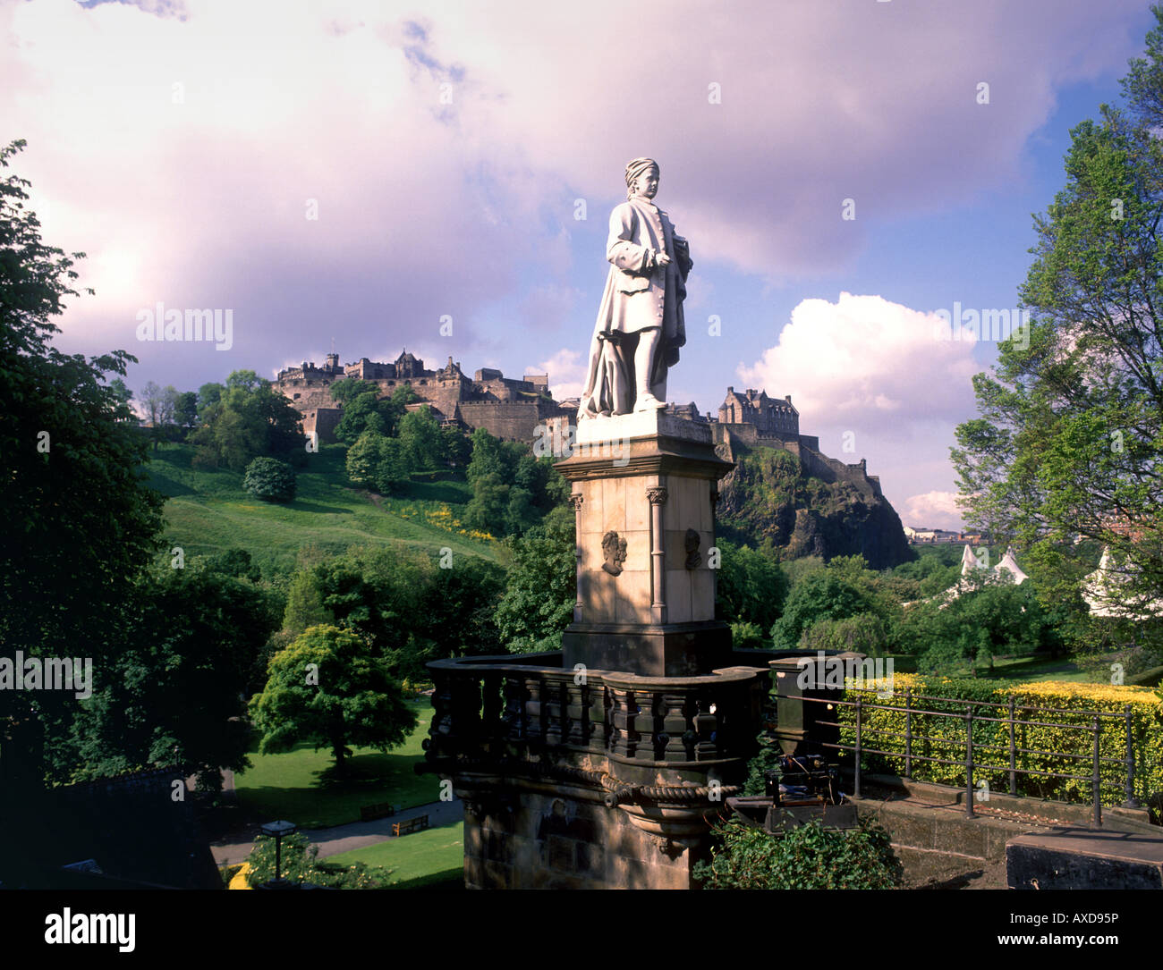 Allan Ramsay statue and Edinburgh Castle Stock Photo - Alamy