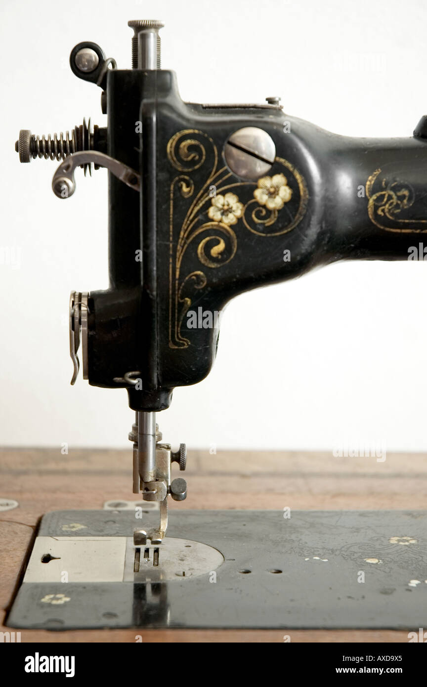 old sewing machine Stock Photo - Alamy