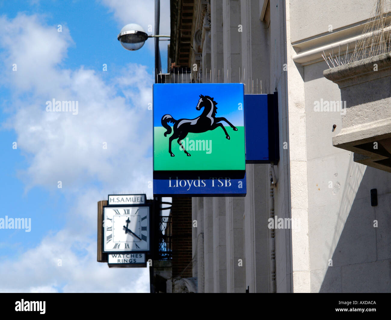 Lloyds horse advert hi-res stock photography and images - Alamy