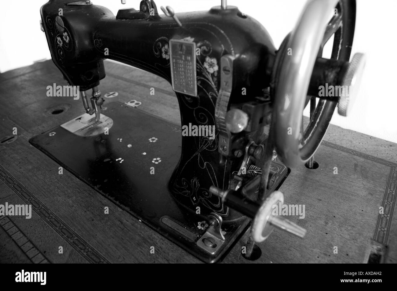 old sewing machine Stock Photo - Alamy