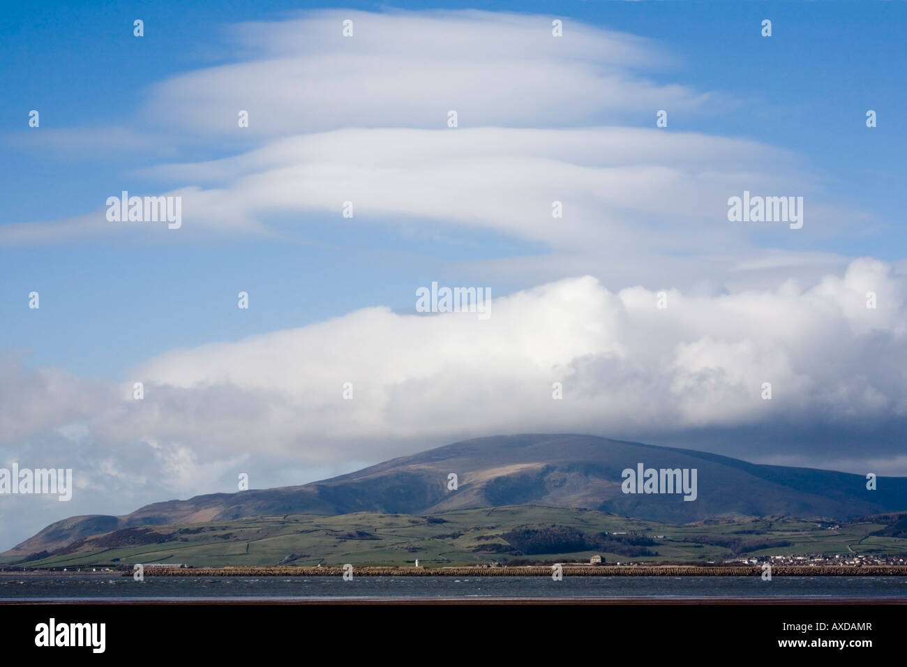 Stacked lenticular cloud hi-res stock photography and images - Alamy