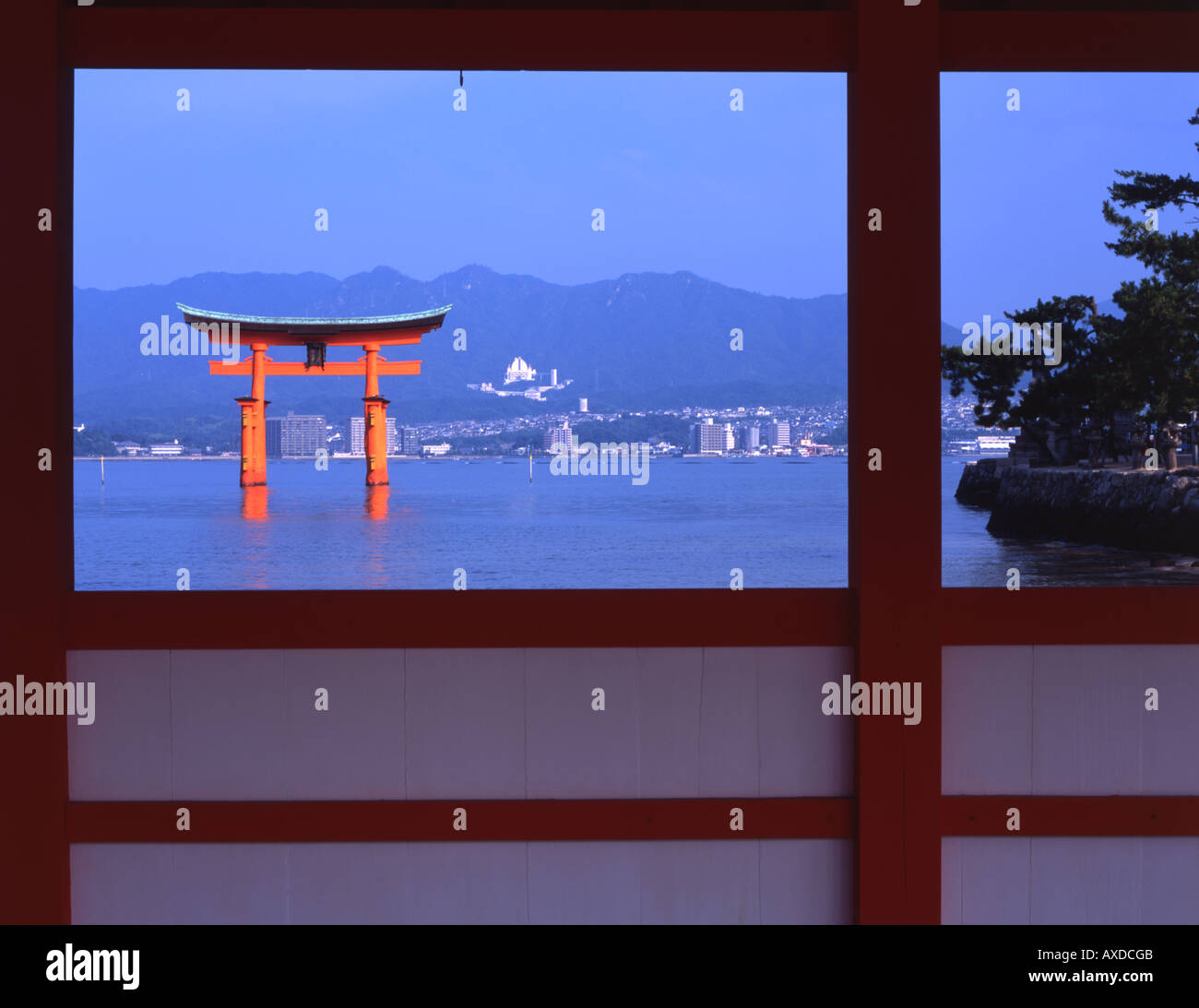 The floating torii gate at Itsukushima Shrine, Miyajima Island ...