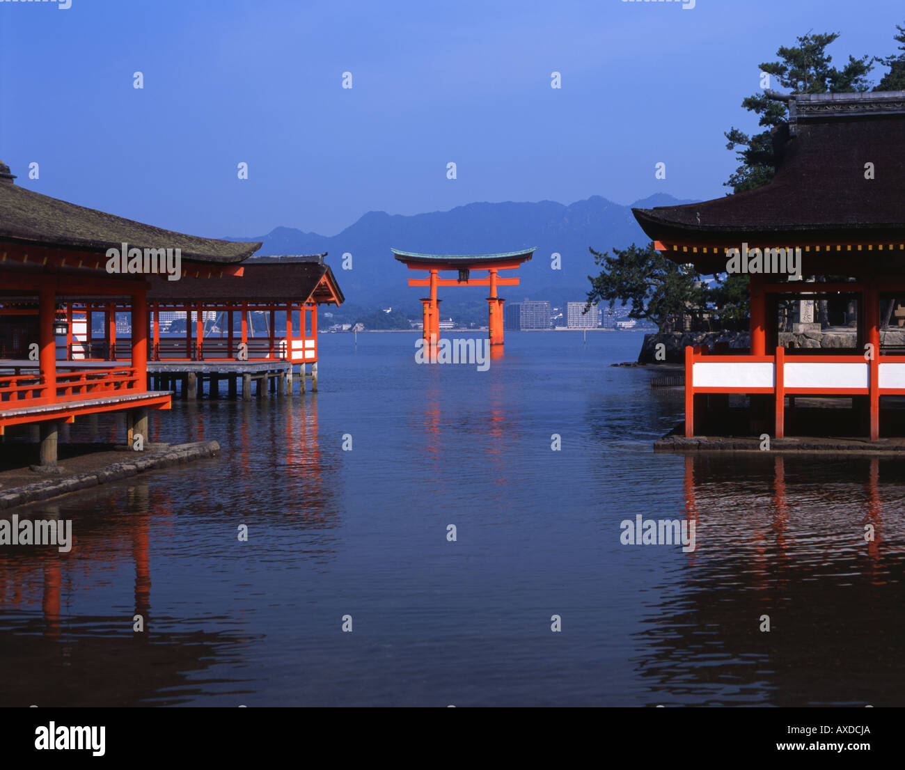 The floating torii gate at Itsukushima Shrine, Miyajima Island ...