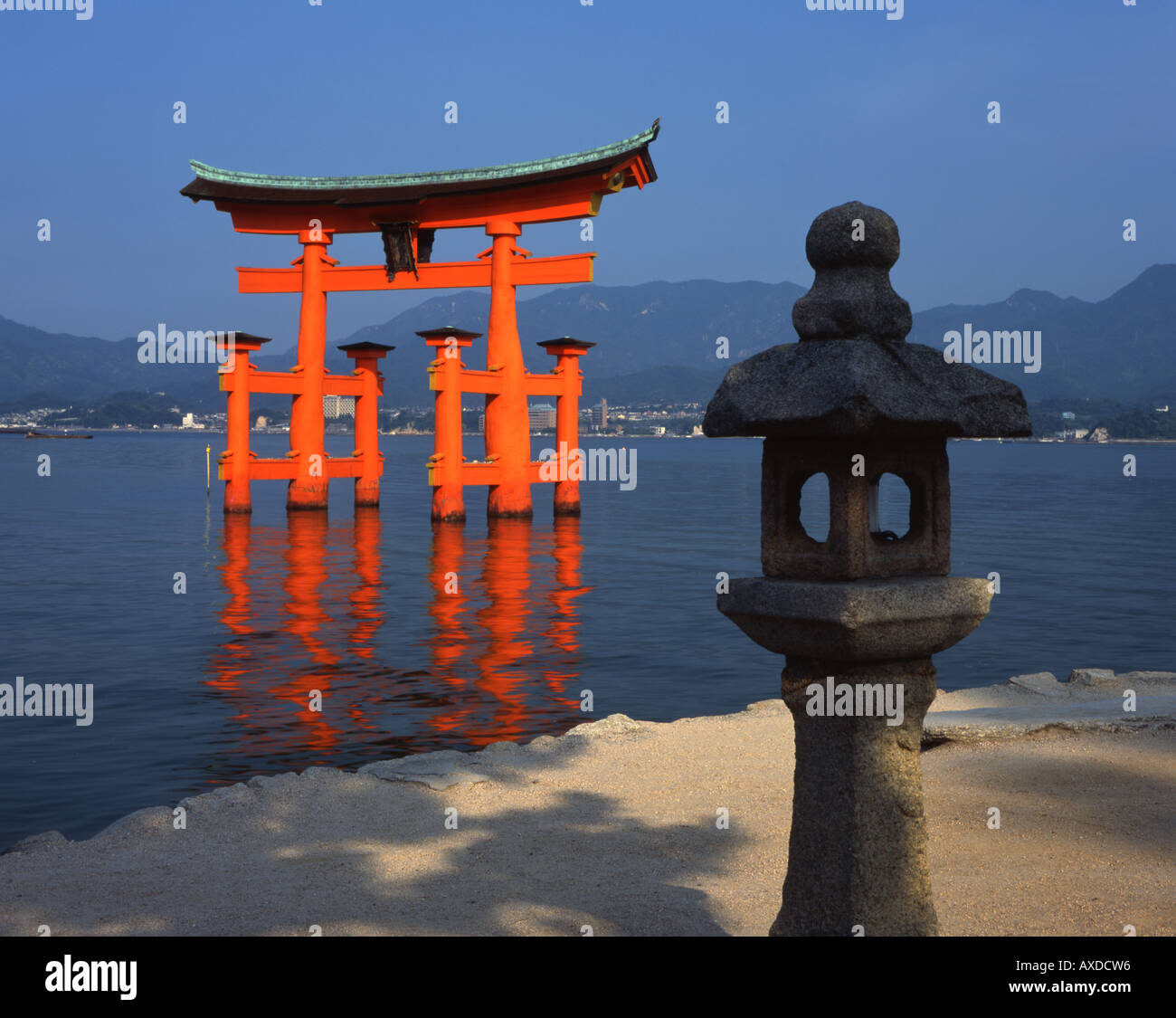 The floating torii gate at Itsukushima Shrine, Miyajima Island ...