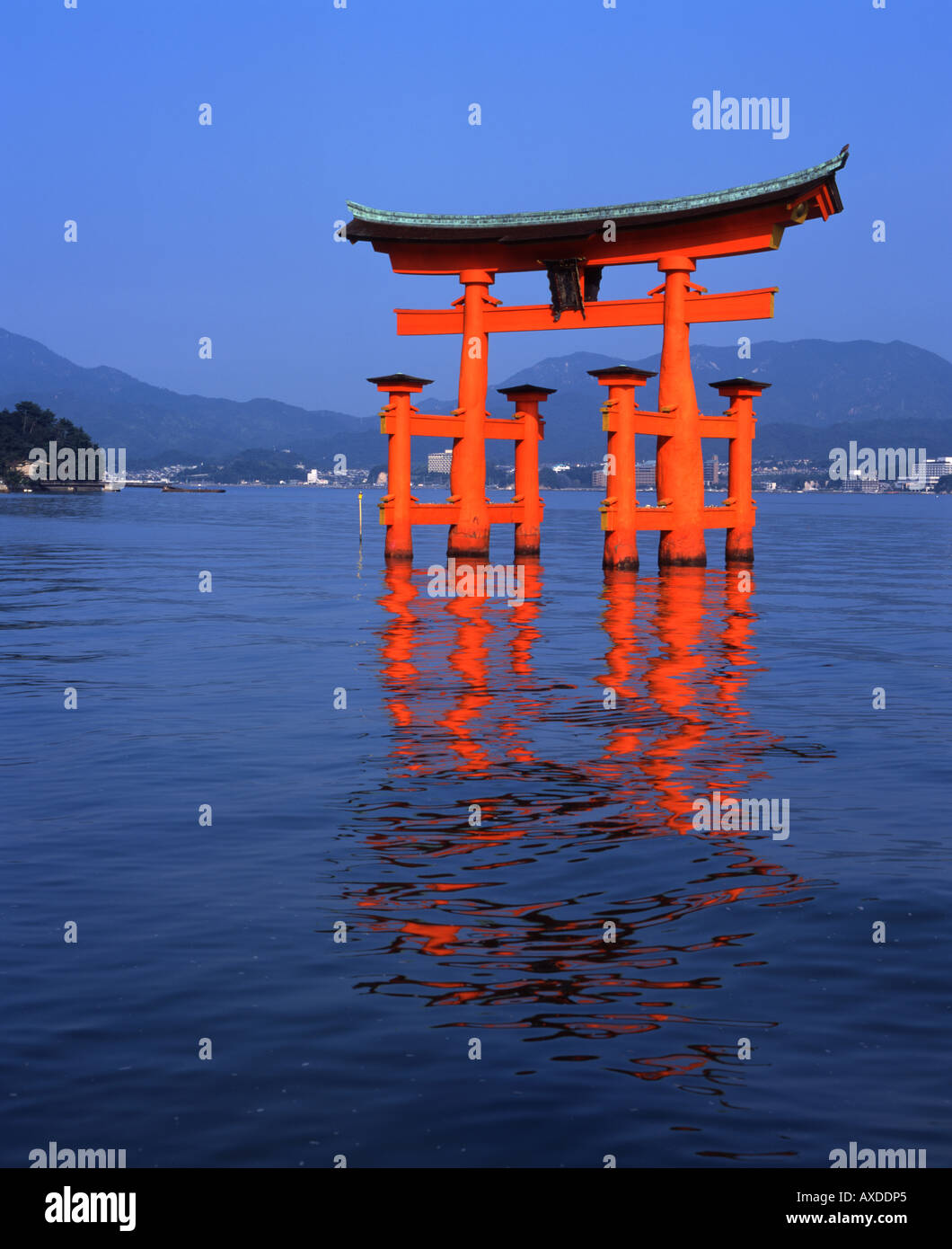 The floating torii gate at Itsukushima Shrine, Miyajima Island ...