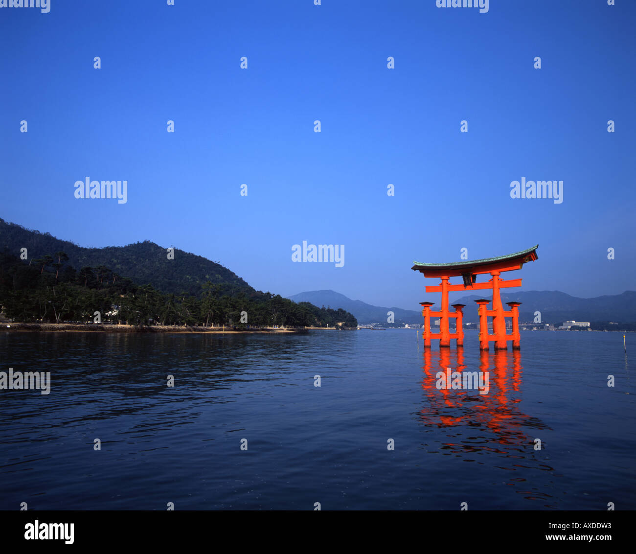 The floating torii gate at Itsukushima Shrine, Miyajima Island ...