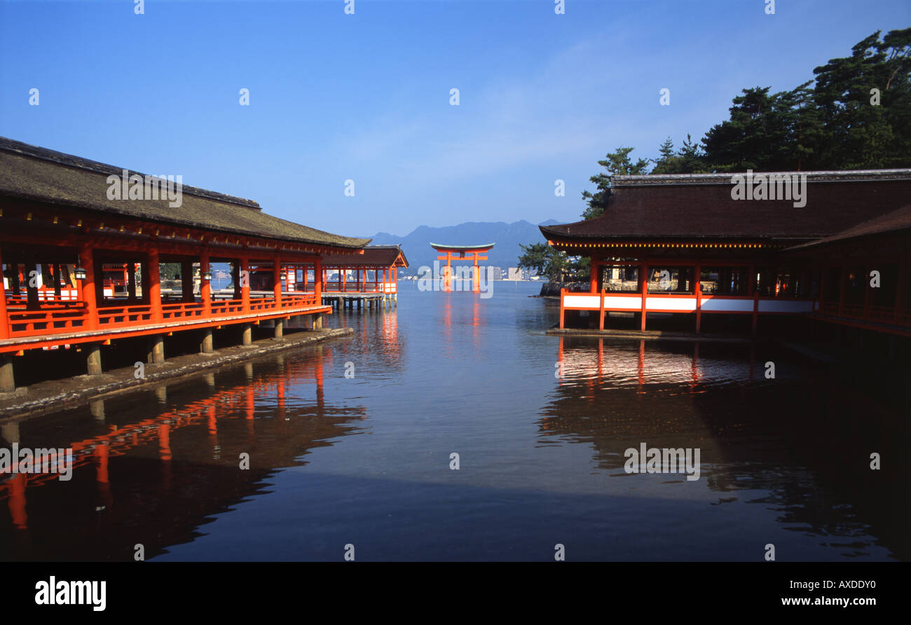 The floating torii gate at Itsukushima Shrine, Miyajima Island ...