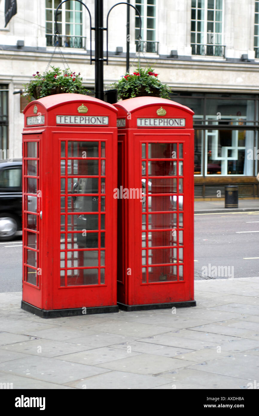 London traditional telephone box hi-res stock photography and images ...