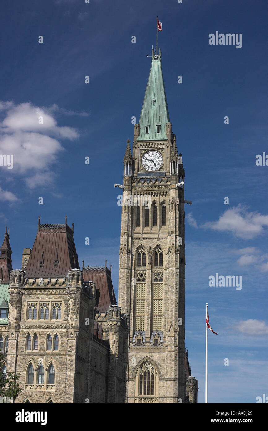 Peace Tower: Peace tower and the centre block with the Canadian flag ...