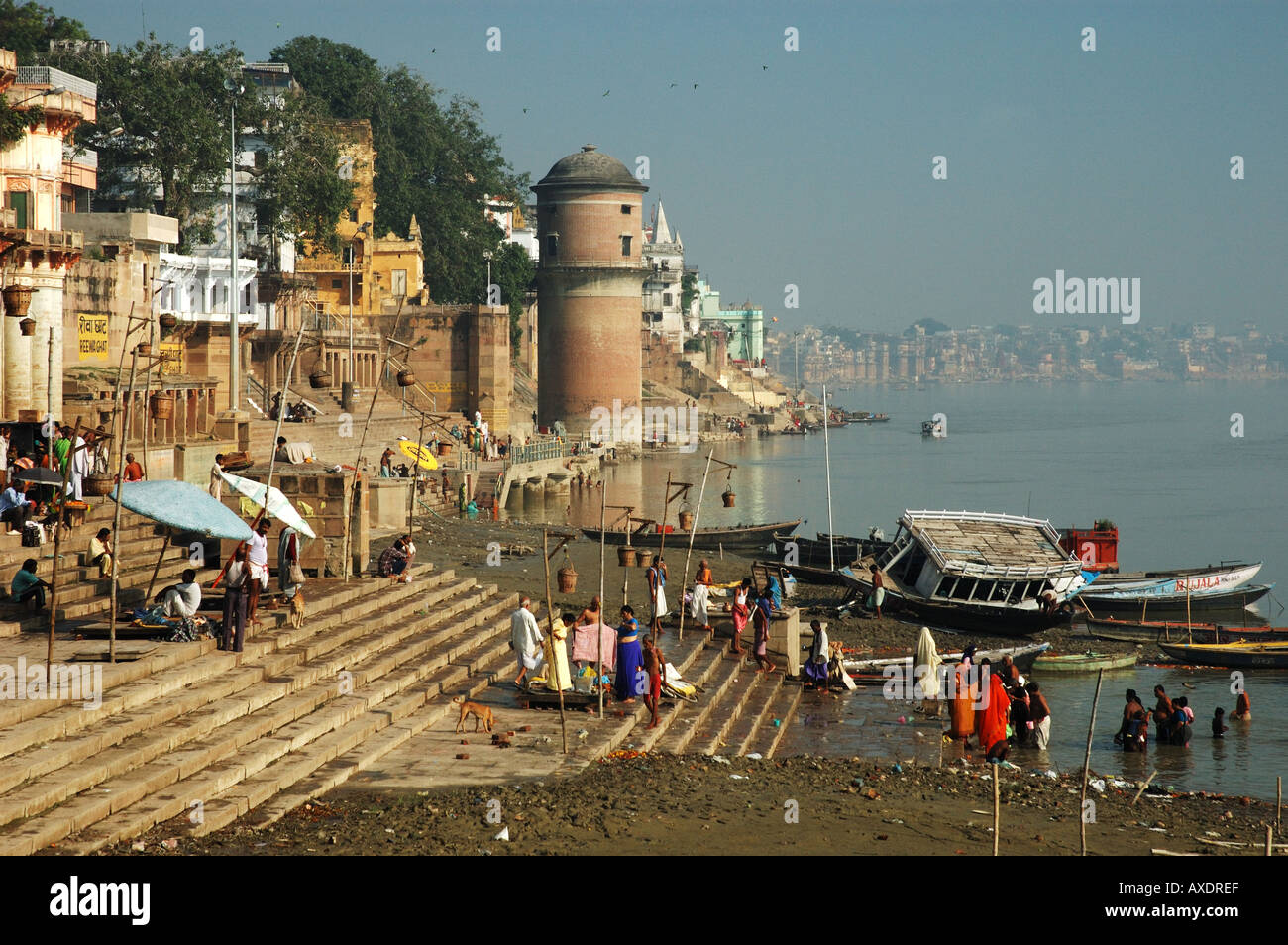 Pilgrims worshipping at Ganges river, Varanasi, India Stock Photo - Alamy