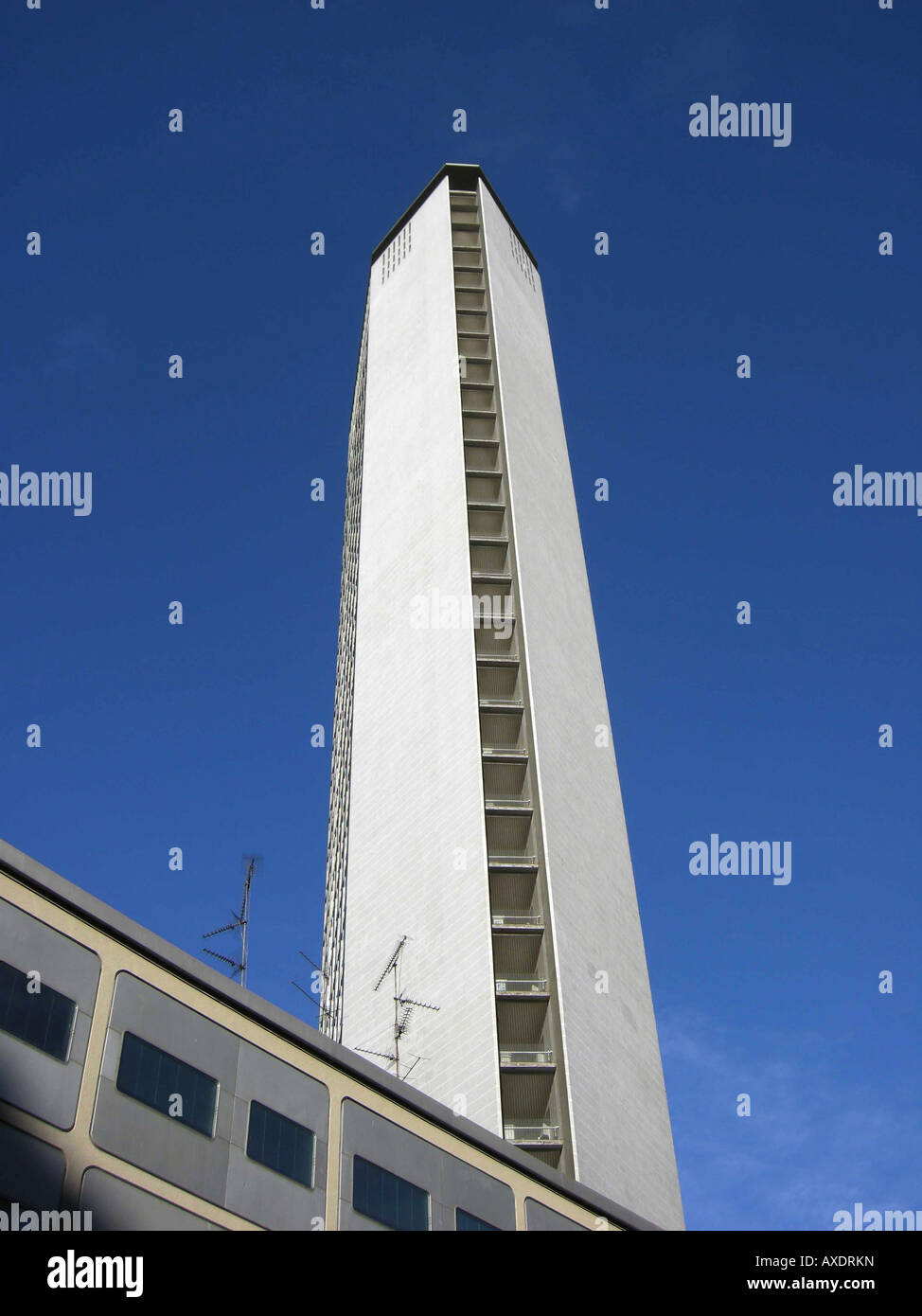 Pirellone milano hi-res stock photography and images - Alamy