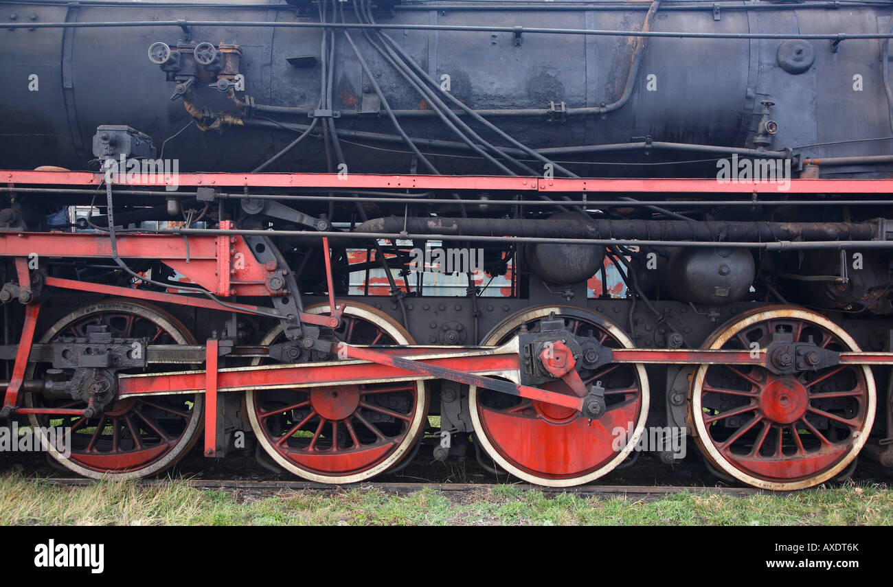 Steam engine steel wheels and propulsion mechanism Stock Photo - Alamy