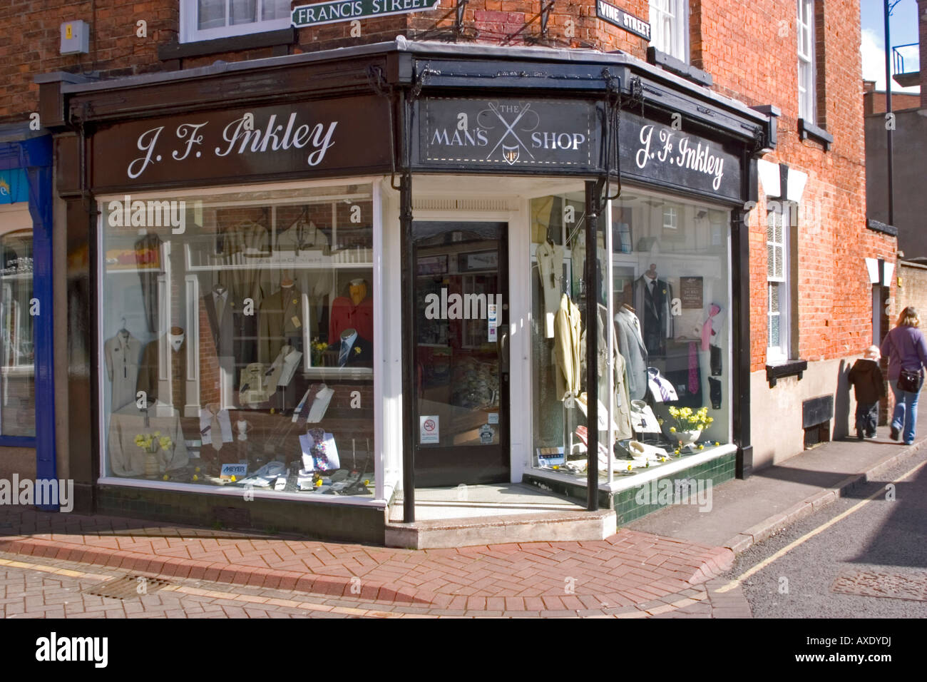 Old fashioned corner shop hi-res stock photography and images - Alamy