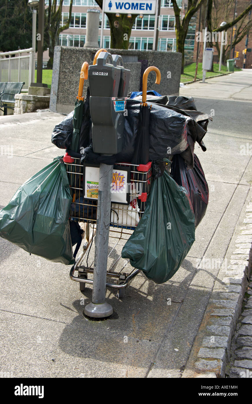 Homeless cart hi-res stock photography and images - Alamy