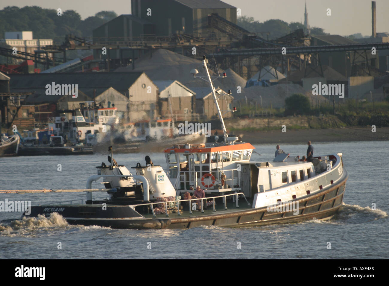 Tug on thames hi-res stock photography and images - Alamy
