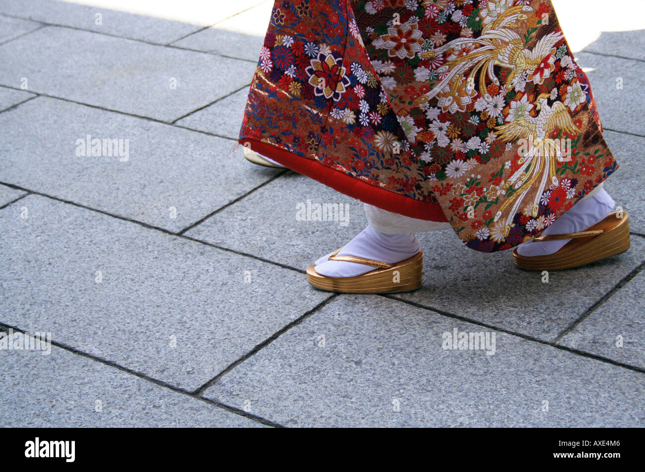 Feet of a traditionally dressed japanes bride, Meiji-Temple, Tokyo ...