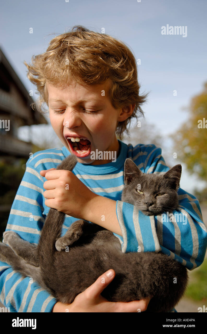 Boy cuddles cat hi-res stock photography and images - Alamy