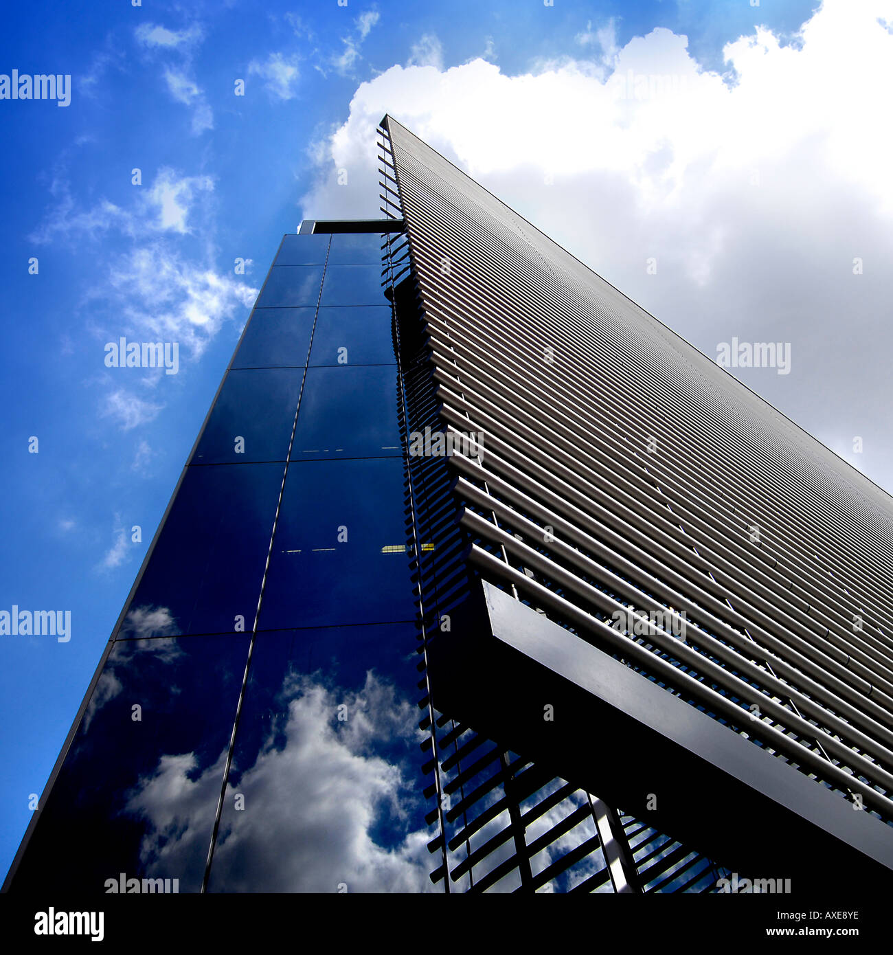 Tall building near london bridge hi-res stock photography and images ...
