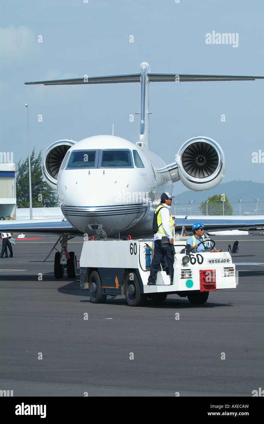 Gulfstream G450 executive jet aircraft Stock Photo - Alamy