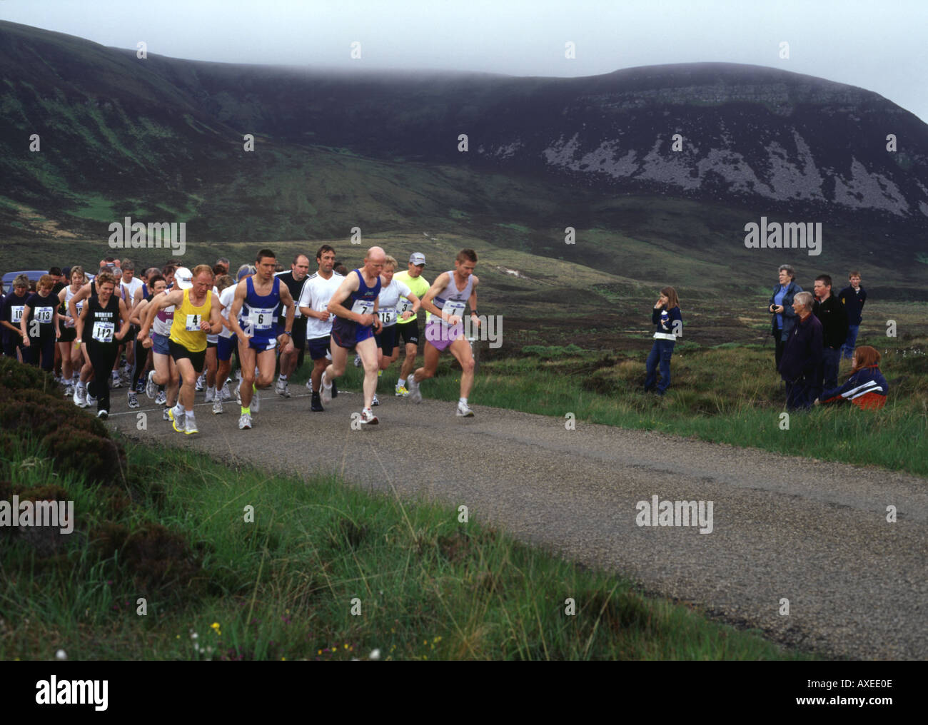 dh Hoy half marathon HOY ORKNEY Pack of runners starting fun run race ...