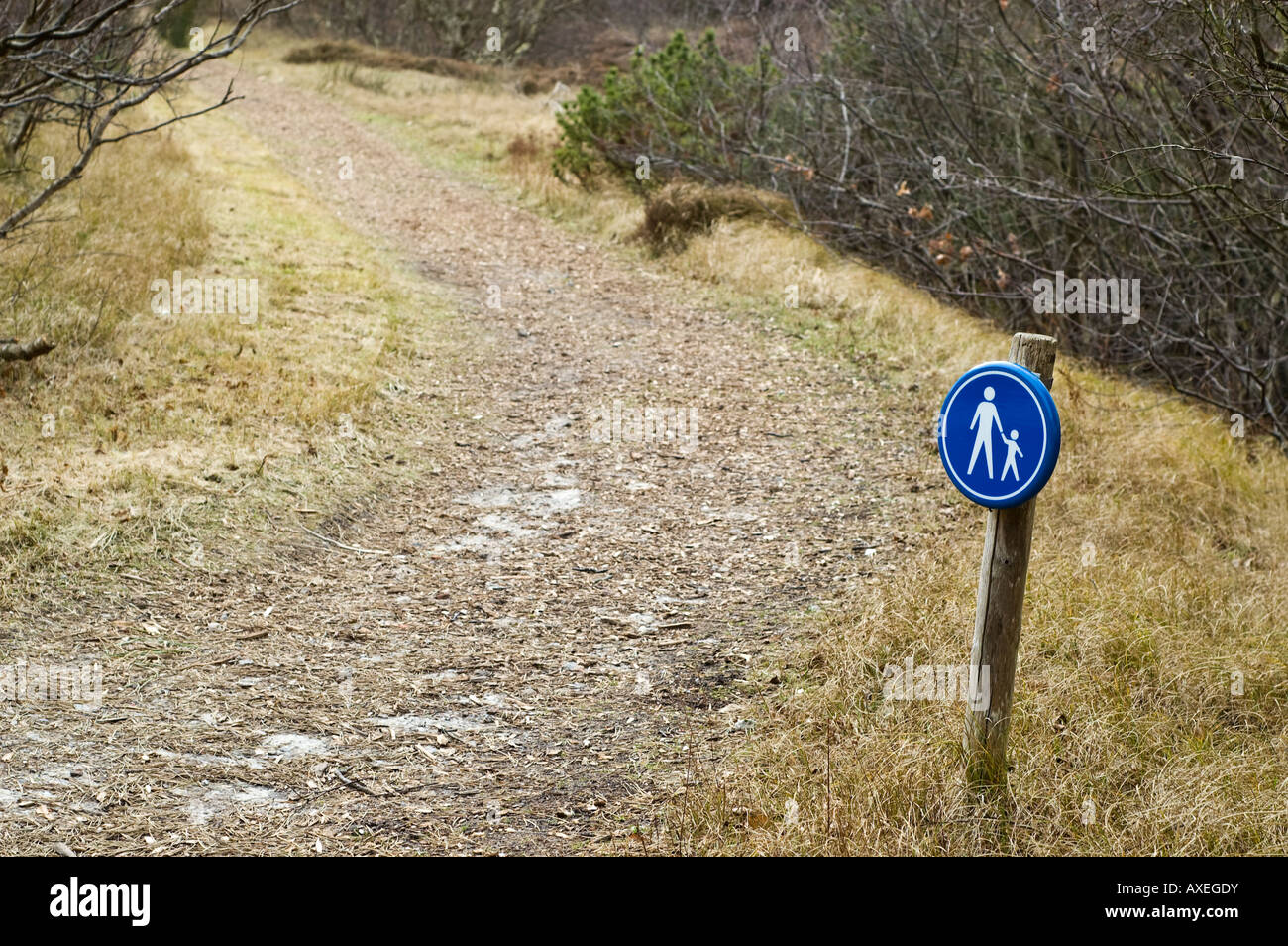walking track with a sign next to it Stock Photo - Alamy