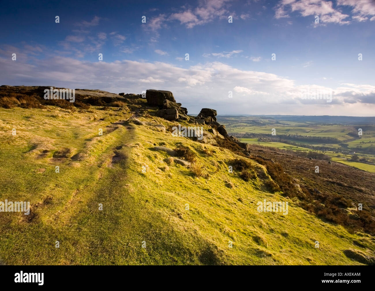 path along the top of Baslow Edge, Peak district National Park ...
