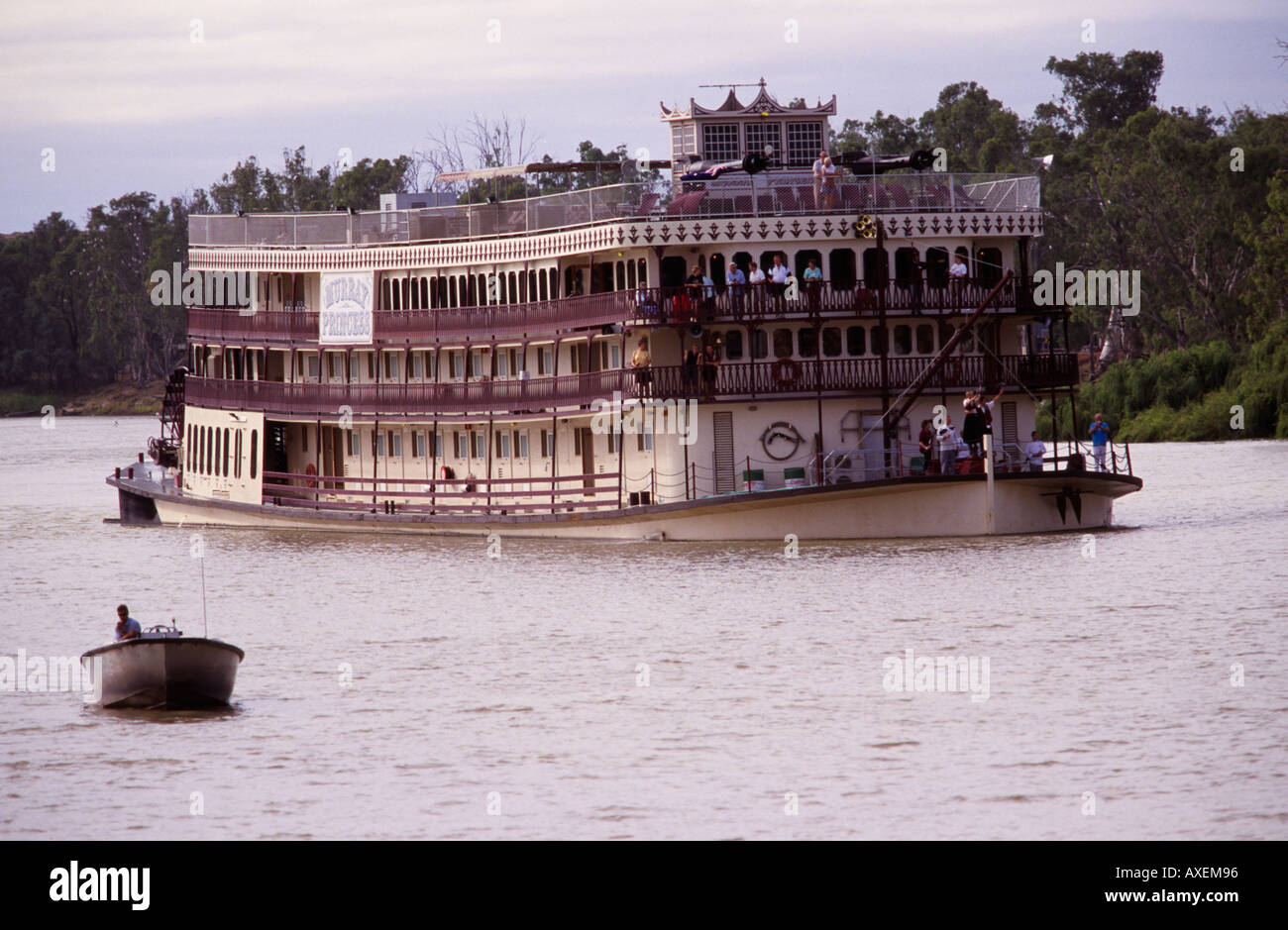 Old fashioned paddle boat ferry hi-res stock photography and images - Alamy