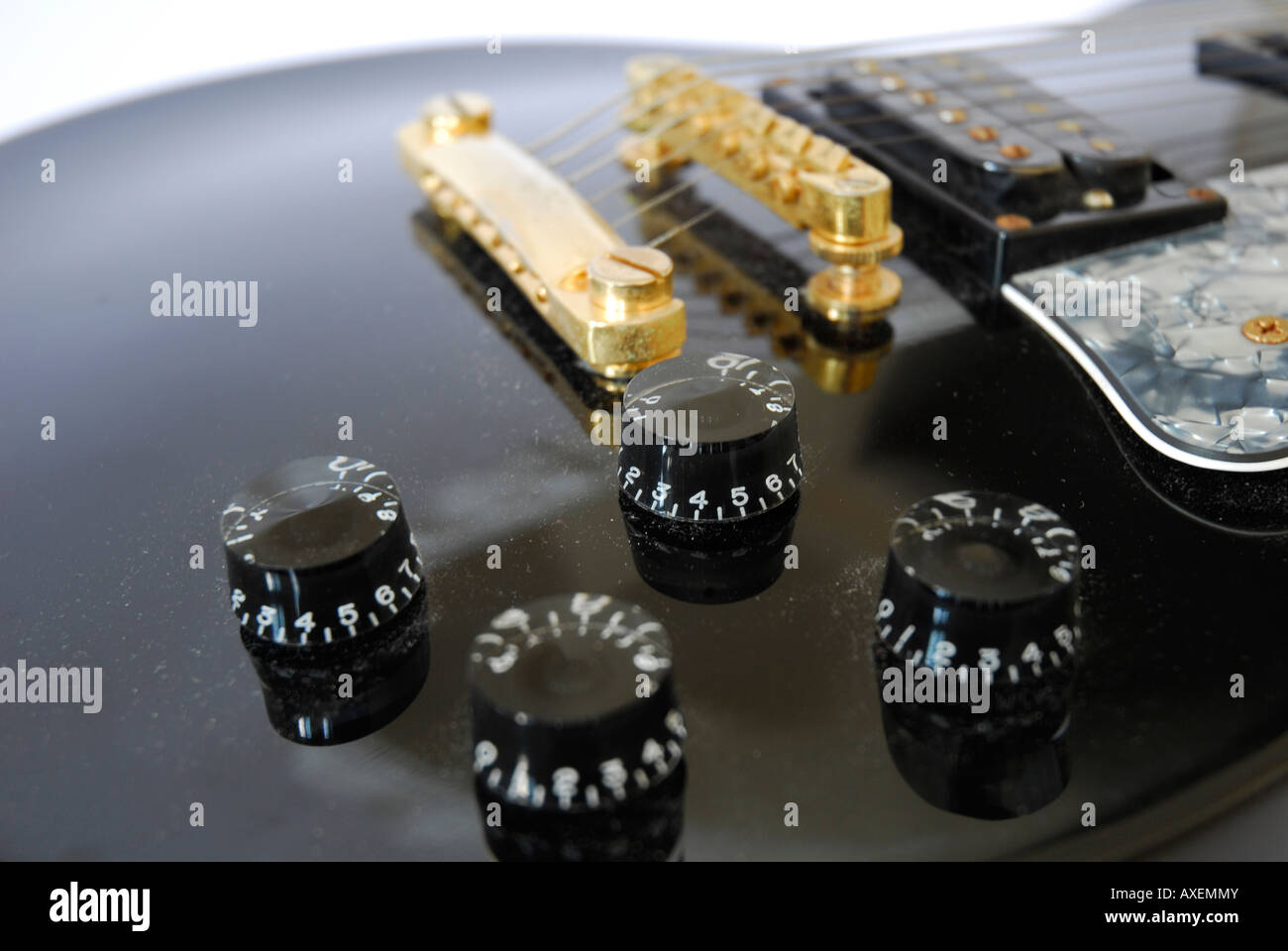 Gold les paul hi-res stock photography and images - Alamy