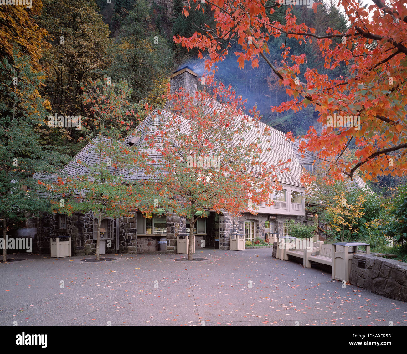 Multnomah falls lodge hi-res stock photography and images - Alamy