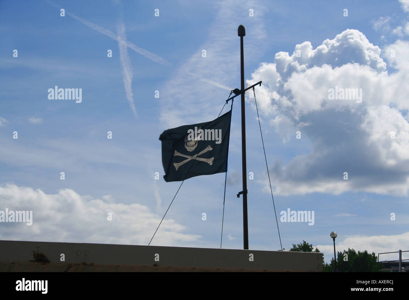 jolly roger joli rouge pirate flag on the mast Stock Photo - Alamy