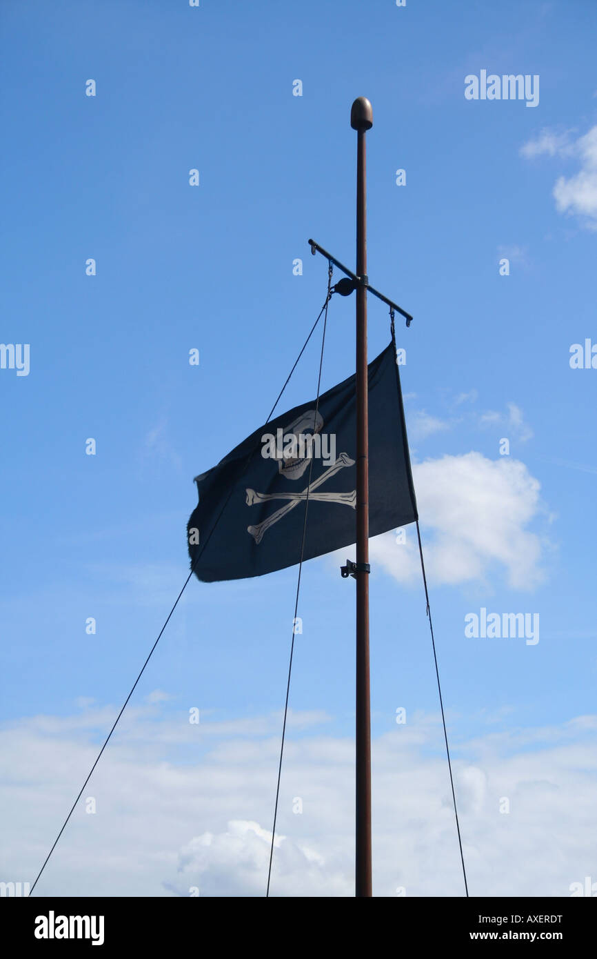 jolly roger joli rouge pirate flag on the mast Stock Photo - Alamy