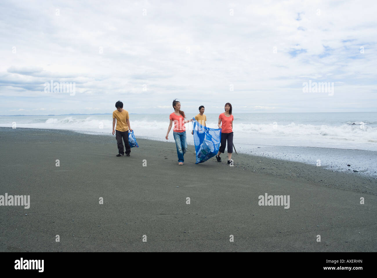 People beach cleaning hi-res stock photography and images - Alamy