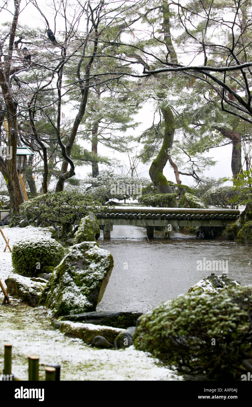 BRIDGE AND SPRING SNOWFALL AT KENROKUEN GARDENS, KANAZAWA, JAPAN Stock ...
