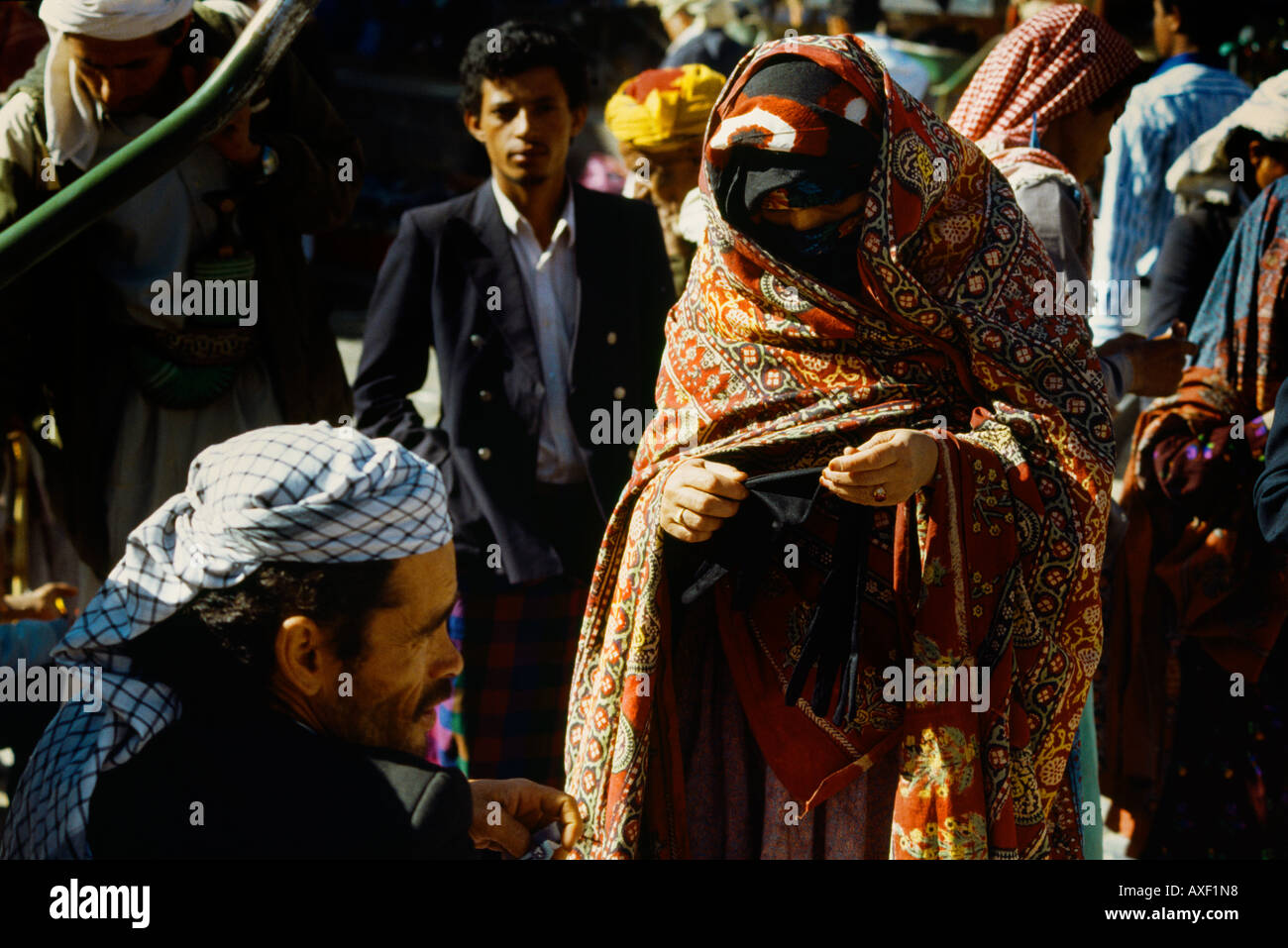 Yemen women traditional dress hi-res stock photography and images - Alamy