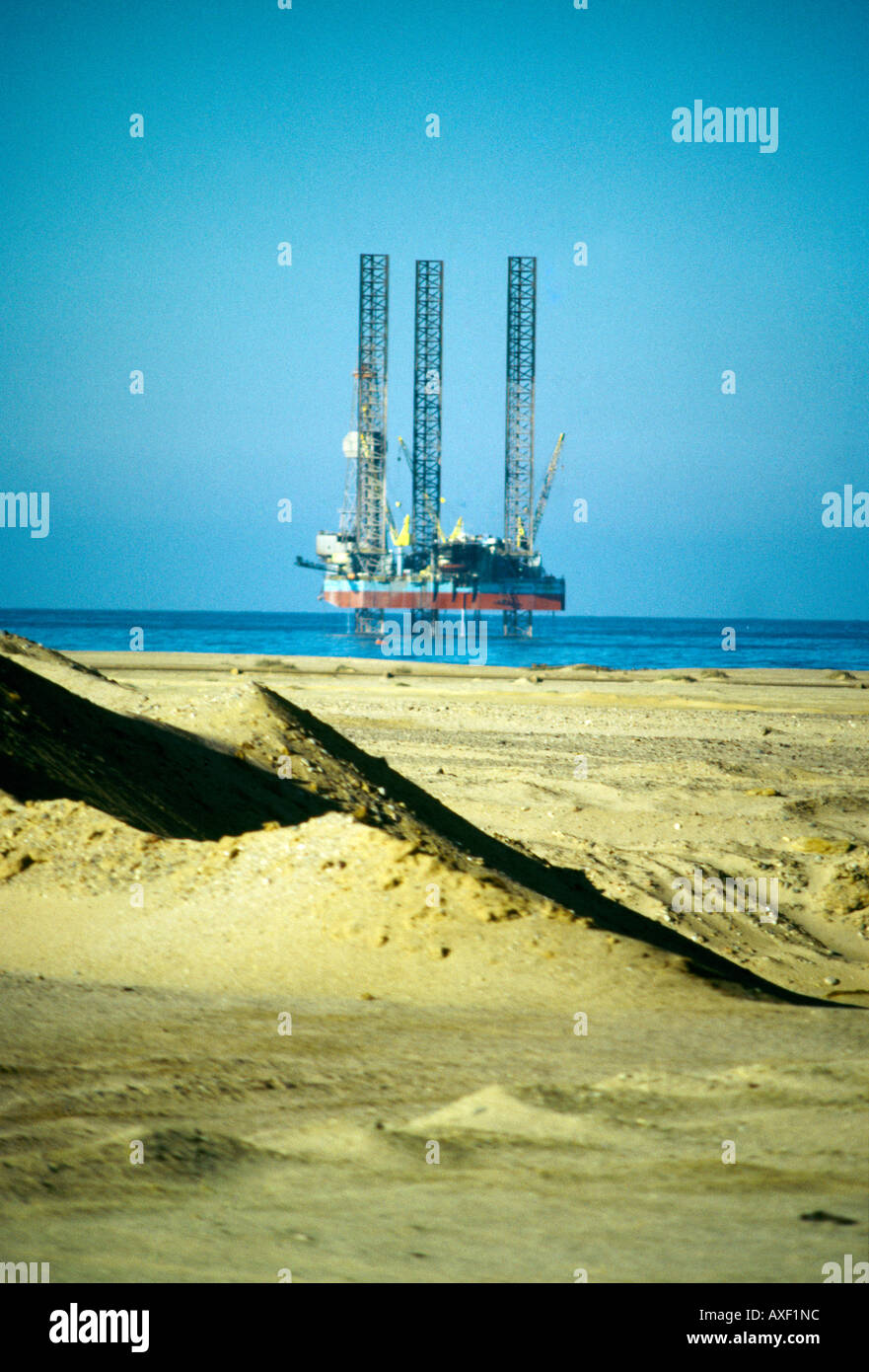 Egypt oil rig hi-res stock photography and images - Alamy